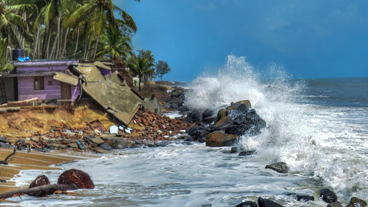 Cyclone Tej Update: भीषण चक्रवाती तूफान में तब्दील हो जाएगा चक्रवात ...